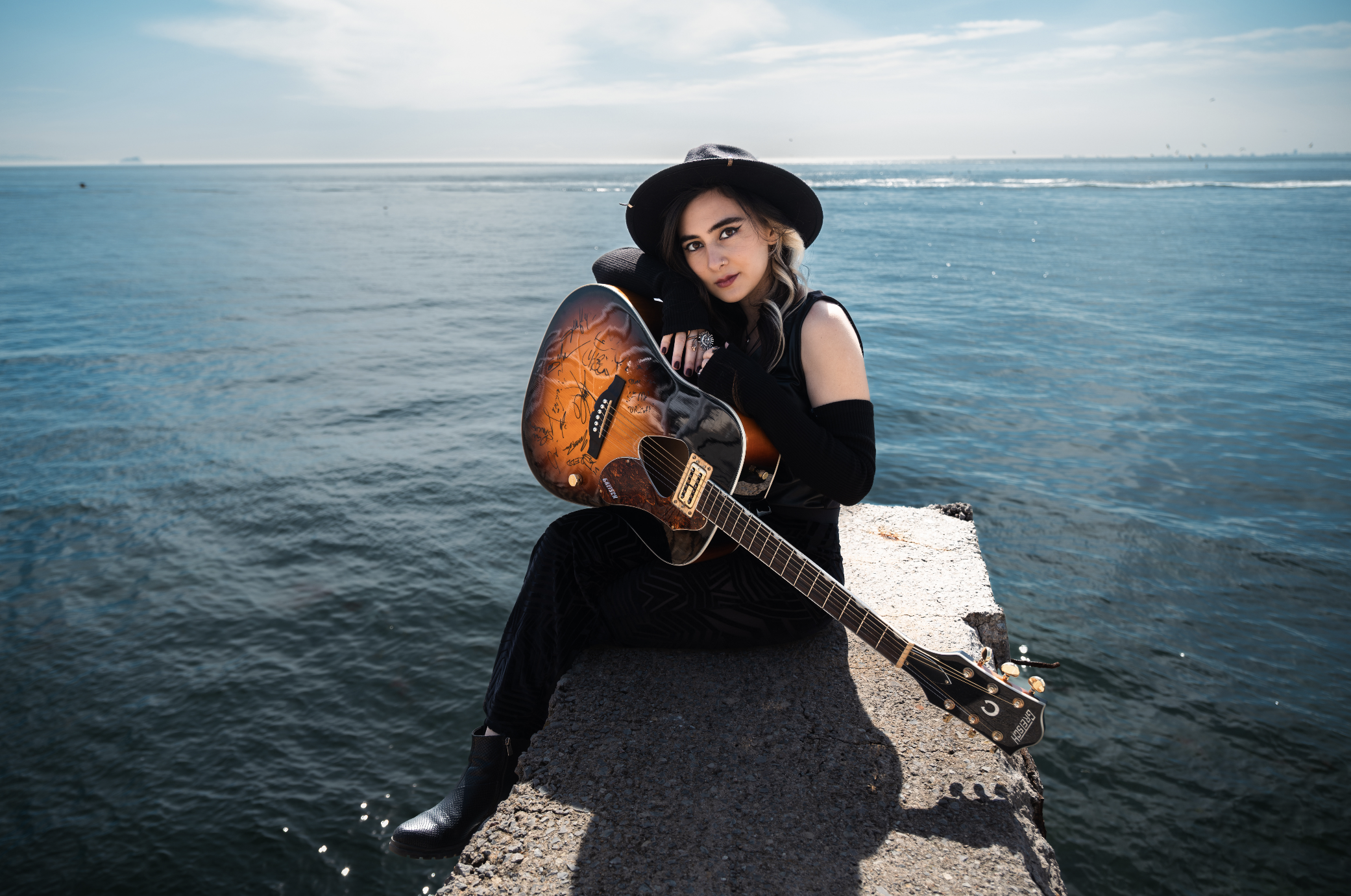 Pelin Çelik: "Tek gitarla çalıp söylemem Joan Baez’lerden benimsediğim ...